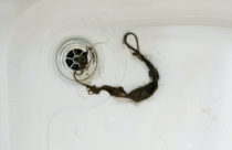 Verstopte WC? +6 tips hoe je het toilet kan ontstoppen - VandaagWonen